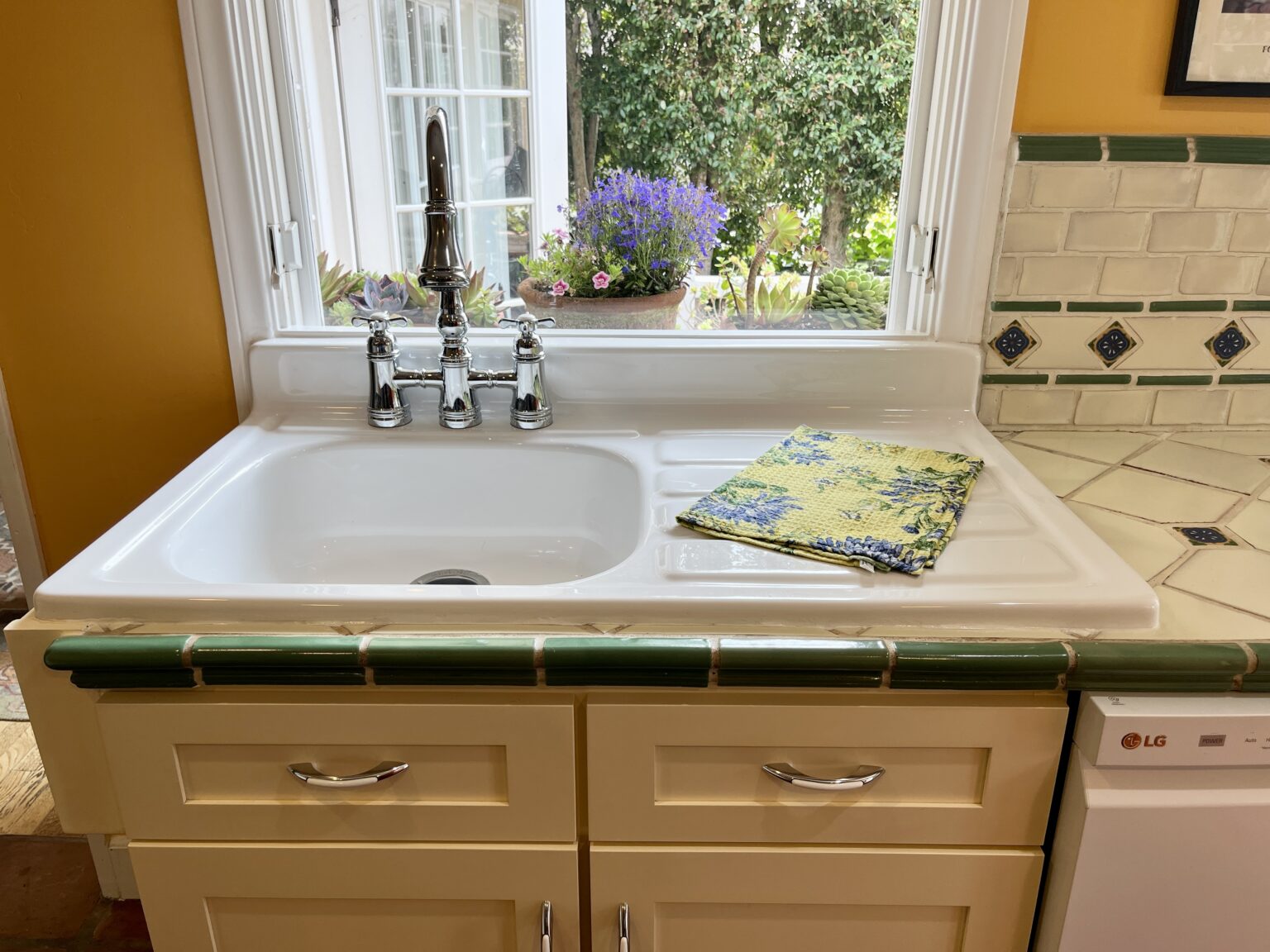 Single Bowl Farmhouse Sink with Right Hand Drainboard - Model #SBW4224-R